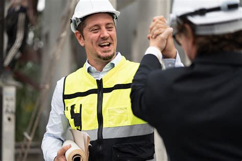 백인 엔지니어 남자는 프리 캐스트 사이트 작업에서 팀과 손을 잡습니다 2명에 대한 스톡 사진 및 기타 이미지 2명 40 44세 50 54세 Istock