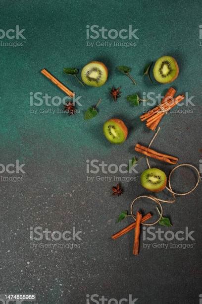 녹색 배경에 신선하고 육즙이 많은 키위 조각 계피 스틱 Badyan 민트 잎으로 장식 과일 장식 배경입니다 상위 뷰 0명에 대한 스톡 사진 및 기타 이미지 Istock