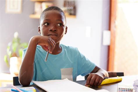 Pensée éducative Et Enfant Garçon Faisant Ses Devoirs Avec Son Cahier
