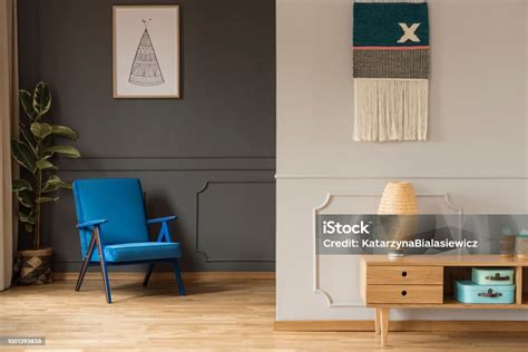 포스터와 거실 인테리어에 나무 캐비닛 회색 벽에 안락 하의 블루 자 실제 사진 굽도리 널에 대한 스톡 사진 및 기타 이미지 굽도리 널 벽 암체어 Istock