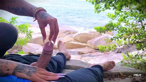 Неожиданная эякуляция дрочка на пляже