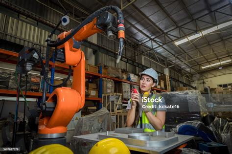 지능형 공장 산업의 엔지니어 또는 근로자 지능형 공장 산업에서 엔지니어 점검 및 제어 자동화 로봇 팔 기계 산업에 대한 스톡 사진 및 기타 이미지 Istock