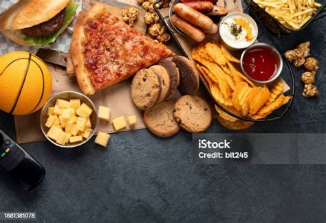 건강에 해로운 음식 나는 바구니 Tv 리모컨 및 스낵 칩 팝콘 쿠키 치즈 소스 감자 튀김 피자 감자 요리에 대한 스톡 사진 및 기타 이미지 Istock