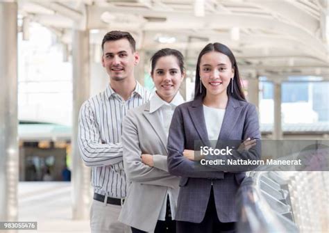 성공과 자신감 느낌 도시에서 젊은 백인 사업 사람들의 그룹 경영자에 대한 스톡 사진 및 기타 이미지 경영자 긍정적인 감정 표현 기업 문화 Istock