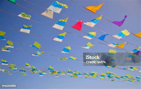 푸른 하늘을 배경으로 축하 파티에 여러 가지 빛깔의 삼각형 작은 깃발 텍스트를 위한 공간이 있는 거리 휴가 개념 Carnival에 대한 스톡 사진 및 기타 이미지 Istock