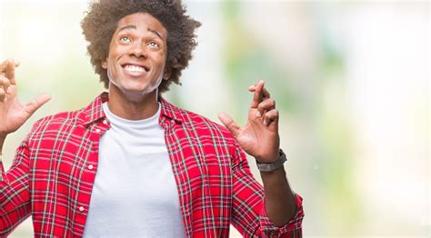 횡단 손가락 희망 및 눈을 감고 미소 격리 된 배경 위에 아프리카 미국 사람 행운과 미신의 개념입니다 손가락에 대한 스톡 사진 및 기타 이미지 Istock