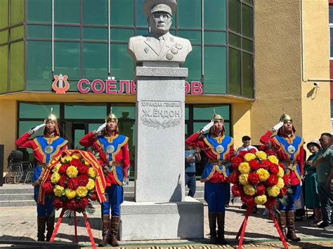 Хурандаа генерал Ж Ёндон агсны хөшөөг босгожээ