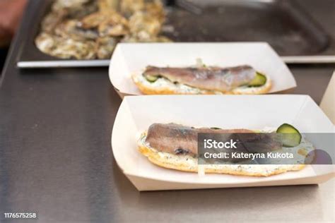 생선 샌드위치를 환경 친화적인 종이 접시에 담은 카운터 길거리 음식 축제의 음식 및 조리 장비 0명에 대한 스톡 사진 및 기타