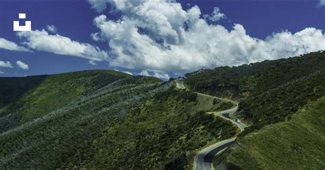 낮에는 흰 구름과 푸른 하늘 아래 산에 푸른 나무 사진 Unsplash의 무료 자연 이미지