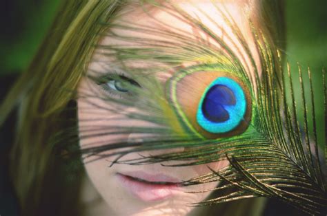 배경 화면 초상화 금발의 옥외 사진술 공작 녹색 푸른 갈색 부리 머리 빛 색깔 새 소녀 눈 외부