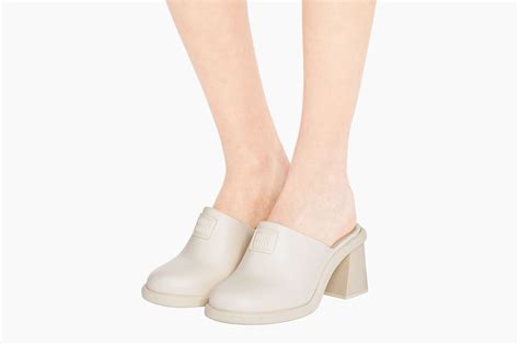 Miu Miu выпустил цветные резиновые мюли Buro