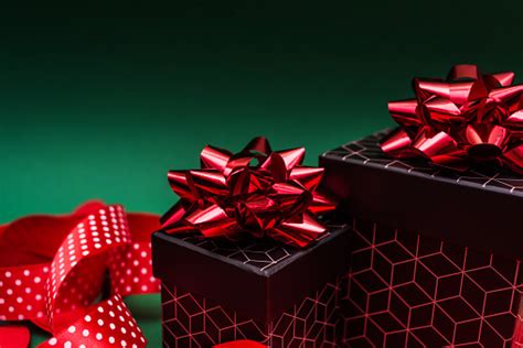 기하학적 패턴이 있는 선물 상자가 있는 빨강녹색 배경 할인 배너 인사말 카드 명절을 위한 선물 개념에 대한 스톡 사진 및 기타 이미지 Istock