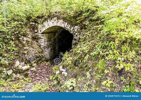 Bóveda Subterránea De Cripta Familiar En El Pequeño Cementerio De La Iglesia Foto De Archivo