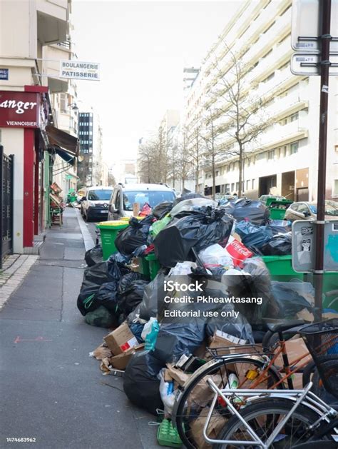 파리 프랑스 2023년 3월 15일 보도 거리에 쓰레기로 가득 찬 쓰레기통과 쓰레기 봉투 더미 0명에 대한 스톡 사진 및 기타