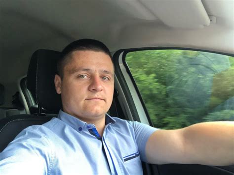 Чоловік прийшов додому коли вже дружина лягала спати Він став кликати її на кухню — подивитися