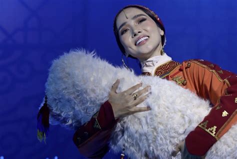 Жүжигчин О Дөлгөөн дуучин болохоор шийджээ Tac Mn