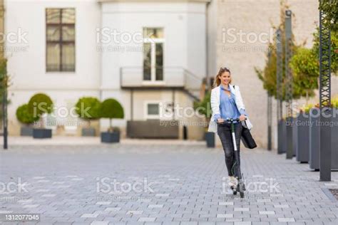 작업으로 가는 길 매력적인 사업가는 도시에서 스쿠터를 타고있다 활력에 대한 스톡 사진 및 기타 이미지 활력 금발 머리 모터 스쿠터 Istock