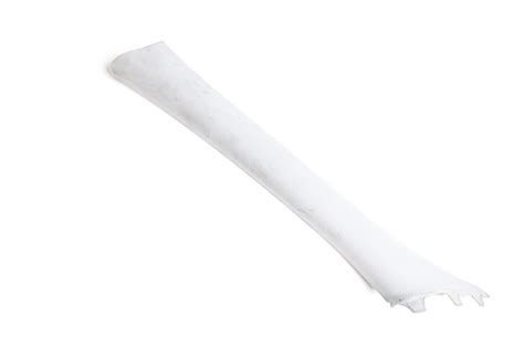 내부 의 코팅을 교체하고 자동차 작업장에서 수리 할 때 사진 스튜디오에서 흰색 고립 된 배경에 밝은 회색으로 자동차 내부의 내부를 덮습니다 가리기에 대한 스톡 사진 및 기타