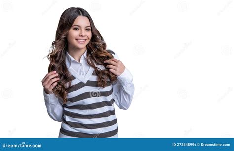 фотография кудрявой девушки с плакатом для волос кудрявая девочка подросток изолированная на