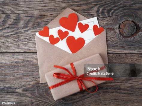 카드와 붉은 마음 갈색 크 라프 트 종이 봉투를 엽니다 선물 박스와 나무에 빨간 리본 세 빈티지 배경 발렌타인의 날 인사말