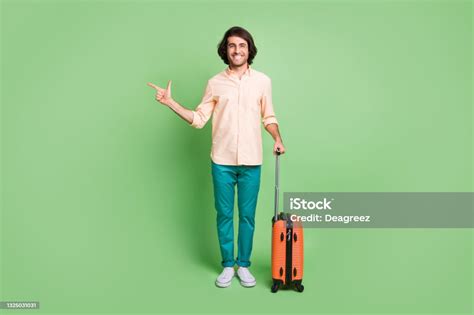 밝은 녹색 색상 배경을 통해 고립 된 복사 공간을 보여주는 가방을 들고 떠나는 재미 쾌활한 남자의 전체 길이 몸 크기 보기 손에 대한 스톡 사진 및 기타 이미지 Istock