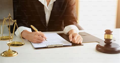 판사 망치 법무부 변호사 소송을 제기한 비즈니스 여성 또는 문서 작업을 하는 변호사 법률 법률 조언 및 정의 개념 사진 Unsplash의 형사 사법 이미지