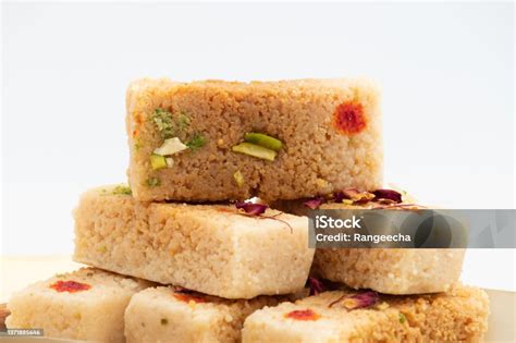 밀크케이크 칼라칸드 부르피 또는 알와르 카 마와 바르피 미타이가 코야 마와 말라이 바담 코담 코아 마바 바다암 카주 피스타로 만들어졌으며 디파왈리 두세라 나바라트리 라카반단