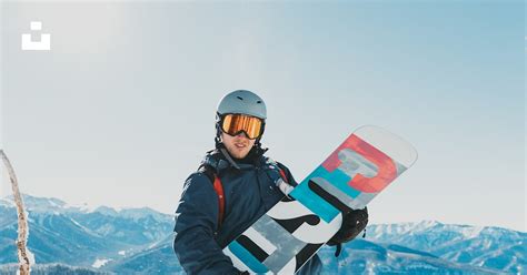 검은 재킷과 갈색 바지를 입은 남자가 눈 덮인 위에 서 있는 흑백 배낭을 들고 있다 사진 Unsplash의 무료 울프 크리크 이미지