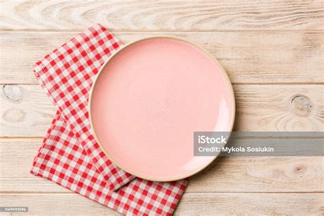 음식에 대 한 식탁보에 빈 둥근 분홍색 접시에 색깔 배경에 대 한 상위 보기 디자인을위한 공간이있는 냅킨에 빈 접시 0명에 대한 스톡 사진 및 기타 이미지 Istock