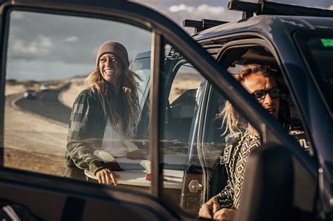 두 명의 서퍼가 차에서 서핑 보드를 가져 와서 파도를 타기 위해 해변으로 향합니다 2명에 대한 스톡 사진 및 기타 이미지 2명 개념 남자 Istock