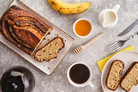 바나나 빵입니다 밝은 회색 배경에 꿀과 버터를 곁들인 갓 구운 수제 바나나 파이 위에서 보기 0명에 대한 스톡 사진 및 기타