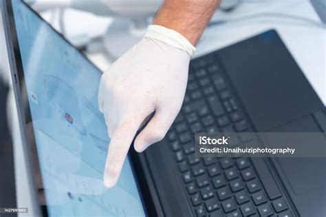 치과 진료소 치과 의사가 3d 의치를 만들기 위해 새로운 스캐너를 준비하고 작동 방식을 설명합니다 30 34세에 대한 스톡 사진 및 기타 이미지 Istock