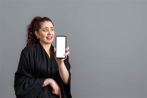 복사 공간이있는 빈 터치 스크린으로 스마트 폰을 보여주는 감정적 인 젊은 여성 공란에 대한 스톡 사진 및 기타 이미지 공란 광고 귀여운 Istock