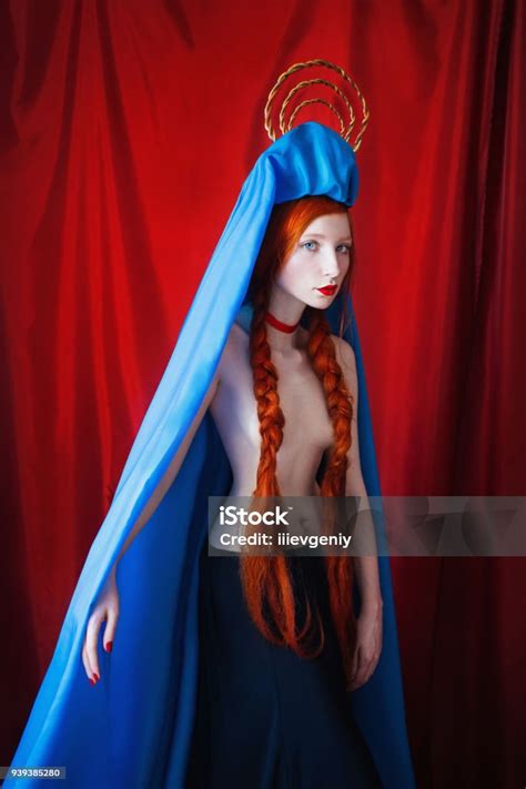 긴 붉은 머리를 가진 여자 묶어 머리 띠 붉은 입술 파란 눈을 가진 소녀와 빨간 손톱에 머리에 왕관과 함께 파란 빨간 배경 얇은 허리 슬림 창백한 피부 미술 사진 패션에