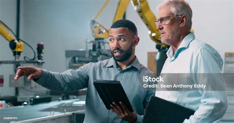 생산 확인 또는 팀워크를 위해 로봇 공장의 통화 태블릿 또는 비즈니스 사람들 감독자 기술 기계 또는 엔지니어링 검사를 담당하는