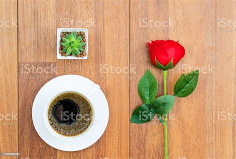 나무 배경 발렌타인 컨셉에 커피와 빨간 장미의 화이트 컵 0명에 대한 스톡 사진 및 기타 이미지 0명 2월 개념 Istock