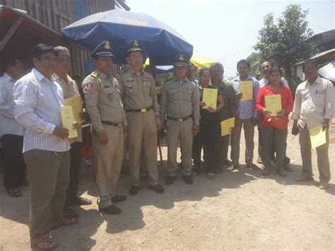 កម្លាំងអធិការនគរបាលខណ្ឌសែនសុខ ចុះចែកសៀវភៅស្នាក់នៅដល់ប្រជាពលរដ្ឋ៦៥គ្រួសារ ចំនួន២ភូមិ នគរដ្រេហ្គន