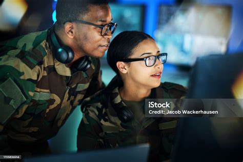 군대 감시 및 사이버 보안 통신 또는 제어실 모니터를 위해 사무실에서 대화하는 컴퓨터를 가진 사람들 군대 보안 및 프로젝트에서 협력하는 직원 정부에 대한 스톡 사진 및 기타