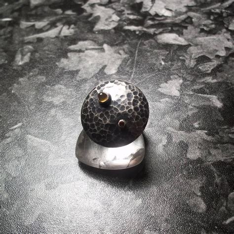 Продаётся Он бежит по полустертой осевой линии проспекта вразвалку слегка занося вбок задние