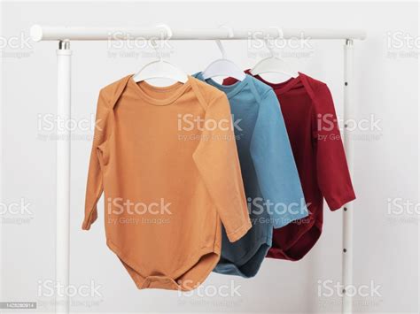 옷걸이에 매달려있는 여러 가지 색상의 긴 소매 아기 보디 슈트 0명에 대한 스톡 사진 및 기타 이미지 0명 깨끗한 낙하복 Istock