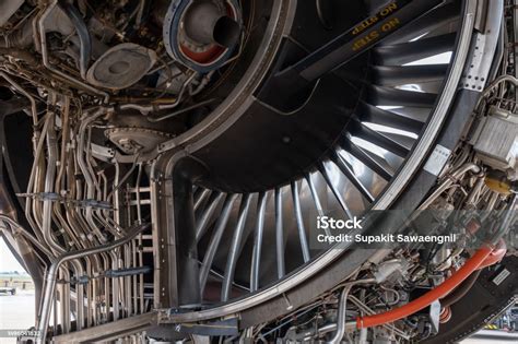 비행기가 공항에 주차 할 때 유지 보수 중에 가스 터빈 엔진이 닫힙니다 기계공과 기술자는 발전소의 유압 수리 및 점검 시스템을
