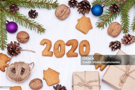 크리스마스 구성 Xmas 진저 브레드 쿠키 숫자 2020 의 모양의 쿠키 전나무 가지 흰색 배경에 선물 새해 2020 플랫 레이 상단 보기 0명에 대한 스톡 사진 및 기타
