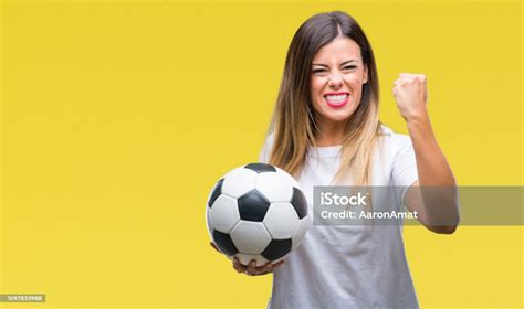 격리 된 배경 화가 위에 축구공 및 미친과 손으로 올린 분노 개념 소리 분노와 좌절된 소리 젊은 아름 다운 여자 축구공에 대한 스톡 사진 및 기타 이미지 Istock