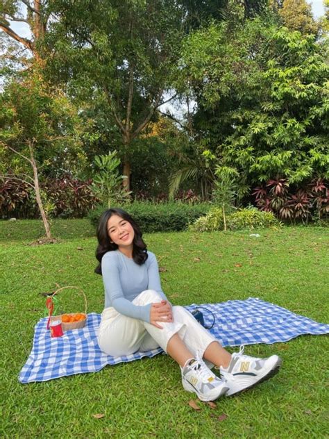 ချစ်စရာ ဟန်ပန်အမူအရာလေးနဲ့ အသည်းယားဖို့ကောင်းအောင် ခရစ္စမတ်သီချင်းလေးနဲ့ အပီကထားတဲ့ ဖုန်းသီရီက