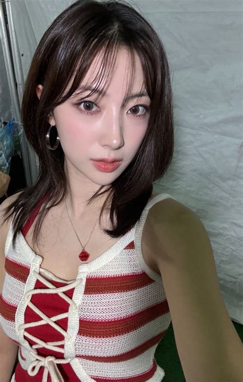 줄무늬 민소매 입고 숙인 하이키 리이나 가슴골 방송 연예 꾸르