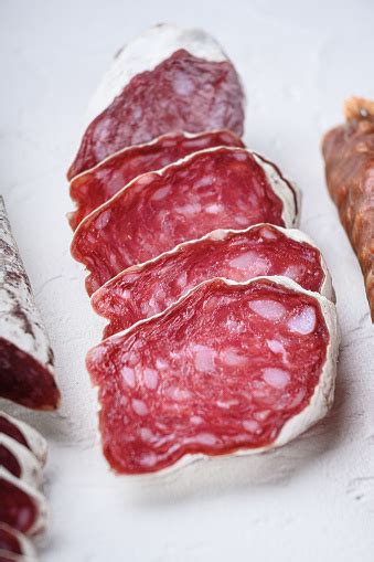 건조 한 경화 푸에트와 초리조살라미 소시지의 다양한 전체 와 흰색 질감 배경에 슬라이스 0명에 대한 스톡 사진 및 기타 이미지 0명 건조한 고기 Istock