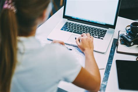 콘텐츠에 대한 빈 화면 영역과 현대 노트북 장치에 인터넷 웹 사이트에 정보를 검색 하는 여성 그래픽 디자이너의 자른된 다시 보기 4g를 사용하여 디지털 넷북에 앱을 설치하는