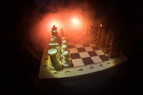 사업 아이디어와 경쟁 및 전략 아이디어 Concep 체스 보드 게임 개념 체스는 연기와 안개와 어두운 배경에 인물 비즈니스 리더십과 신뢰 개념입니다 개념에 대한 스톡 사진