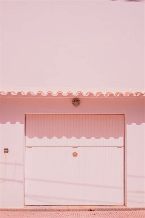 집 밖의 Copy Space 거리 건물 건물 외관 건물 외장 건축 고요한 구조 기하학적 깨끗한 다채로운 건축 단색 단순한 대칭 도시의 도시의