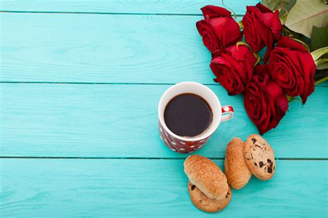 푸른 나무 배경에 크루아상과 쿠키와 빨간 장미와 커피 한 잔 공간을 복사합니다 조롱 맨 위 보기 발렌타인 어머니의 날입니다 갈색에 대한 스톡 사진 및 기타 이미지 Istock